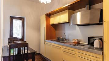 Quarto Quádruplo, vista para o jardim | Cozinha privada | Um frigorífico, Especiarias, Rolo de cozinha