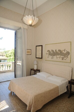 Quarto Duplo Deluxe, varanda | Roupa de alta qualidade, secretária, quartos insonorizados 