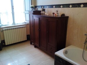 Quarto Duplo, casa de banho privativa | Casa de banho | Artigos de higiene pessoal grátis, um secador de cabelo, um bidé 