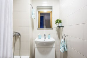 Quarto standard, 1 cama de solteiro | Banheiro | Chuveiro, produtos de toalete grátis, toalhas de banho 