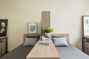 Quarto standard, 2 camas de solteiro | Escrivaninha, ferros/tábuas de passar roupa, Wi-Fi de cortesia
