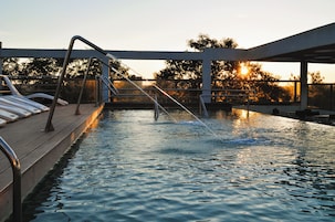 Piscina externa, espreguiçadeiras