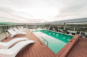 Piscina externa, espreguiçadeiras