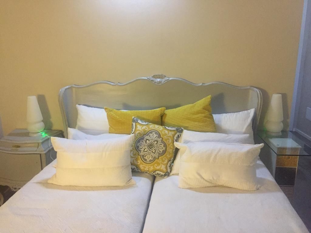Secretária, roupa de cama fornecida 