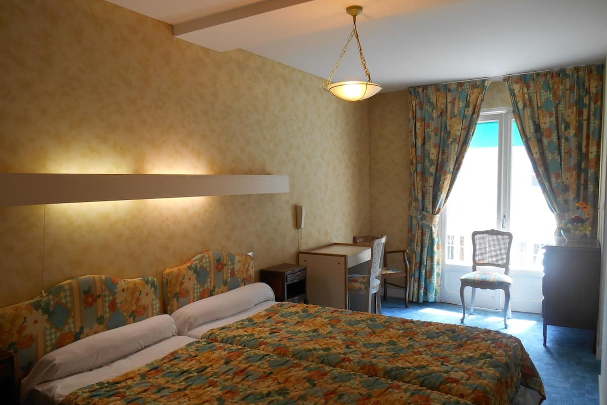 Quarto Twin, Vista para a cidade | Cortinas/cortinados opacos, roupa de cama fornecida