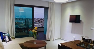 Appartement supérieur avec vue | Sala de estar | Televisor de ecrã plano de 32 polegadas com canais via satélite 