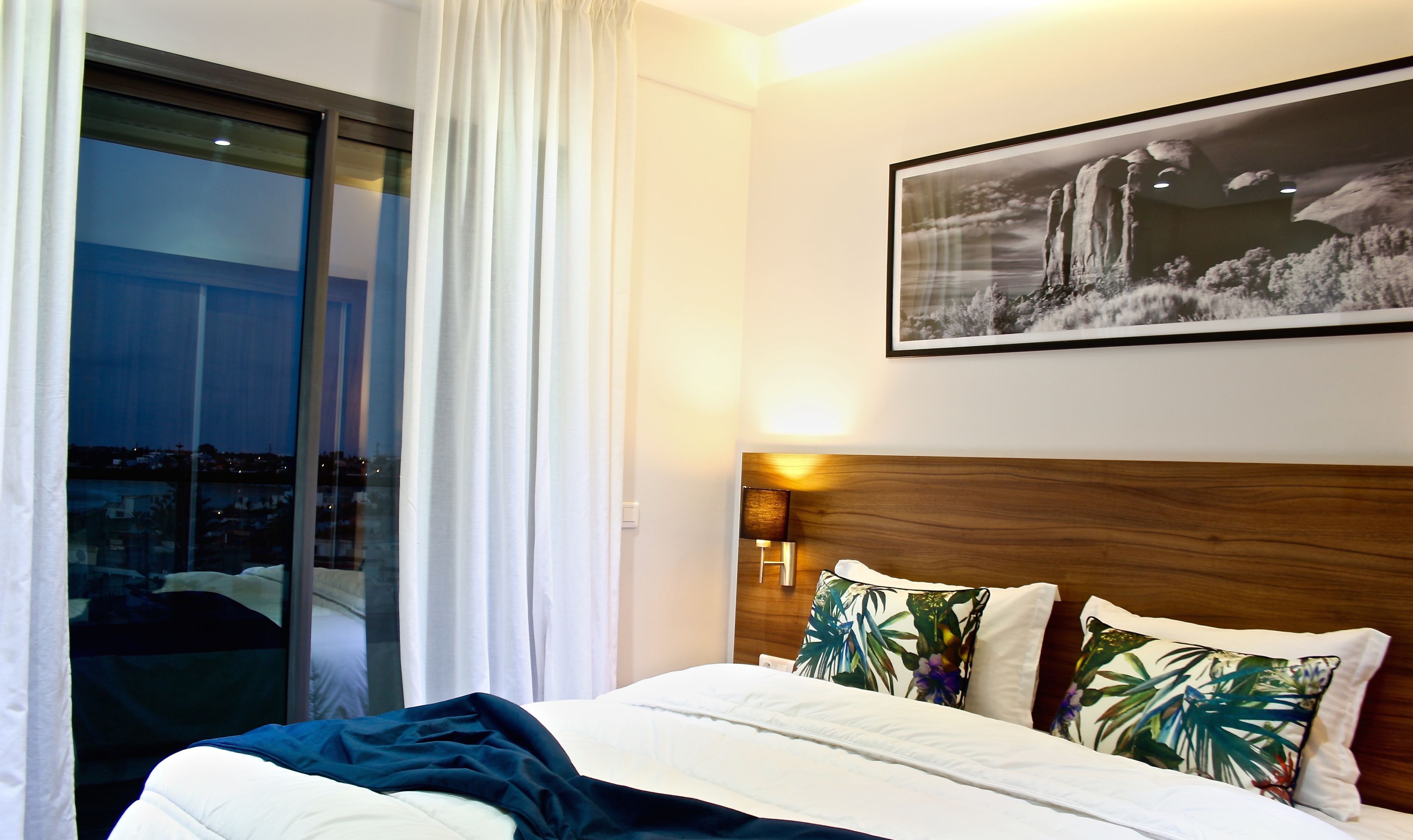 Roupas de cama premium, cofres nos quartos, escrivaninha