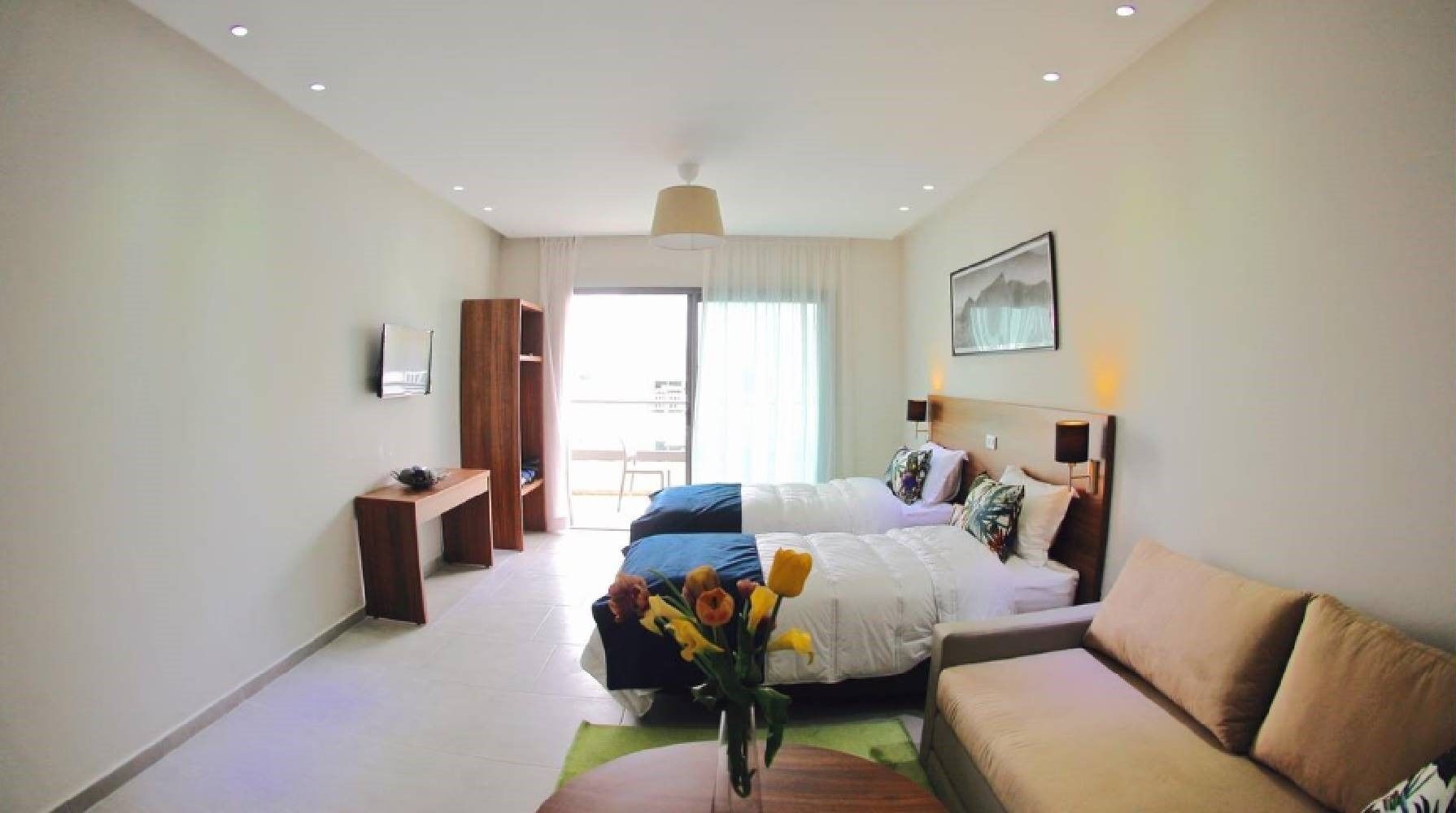 Roupas de cama premium, cofres nos quartos, escrivaninha