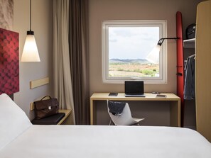 Quarto standard, 1 cama Queen | Cofres nos quartos, escrivaninha, quartos à prova de som