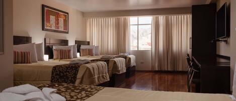 Quarto quádruplo standard, várias camas | Roupas de cama premium, frigobar, escrivaninha