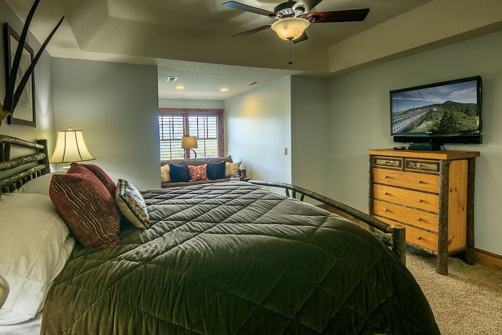 Luxury Condo, Year Round Views, 1 Mi. To Downtown & 2-3 Miles To Ski Resorts.. - Banner Elk, NC