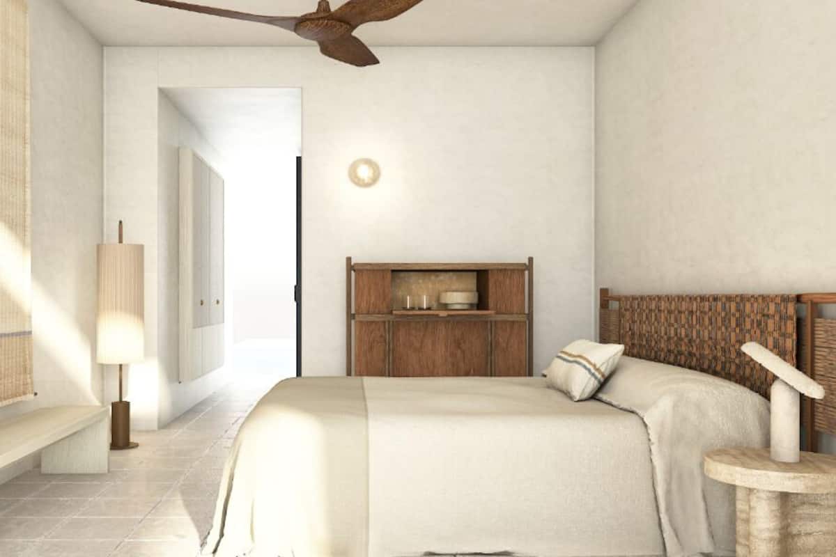 Quarto com cama, mesa de cabeceira, luminária, prateleira e ventilador de teto.