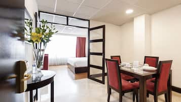 Master Suite | Cofre no quarto, cortinas/cortinados opacos, ferro/tábua de engomar