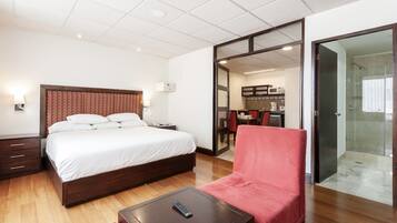 Master Suite | Cofre no quarto, cortinas/cortinados opacos, ferro/tábua de engomar