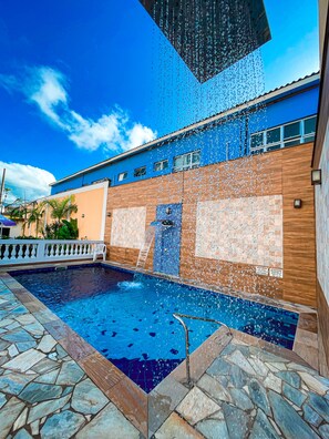 Piscina exterior, espreguiçadeiras 