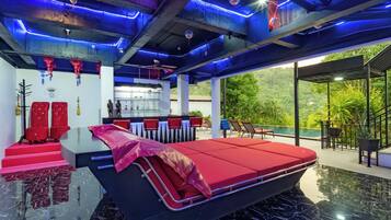 8 Bedrooms Pool Villa | Área de estar | TV de tela plana 59 polegadas com canais via satélite, TV