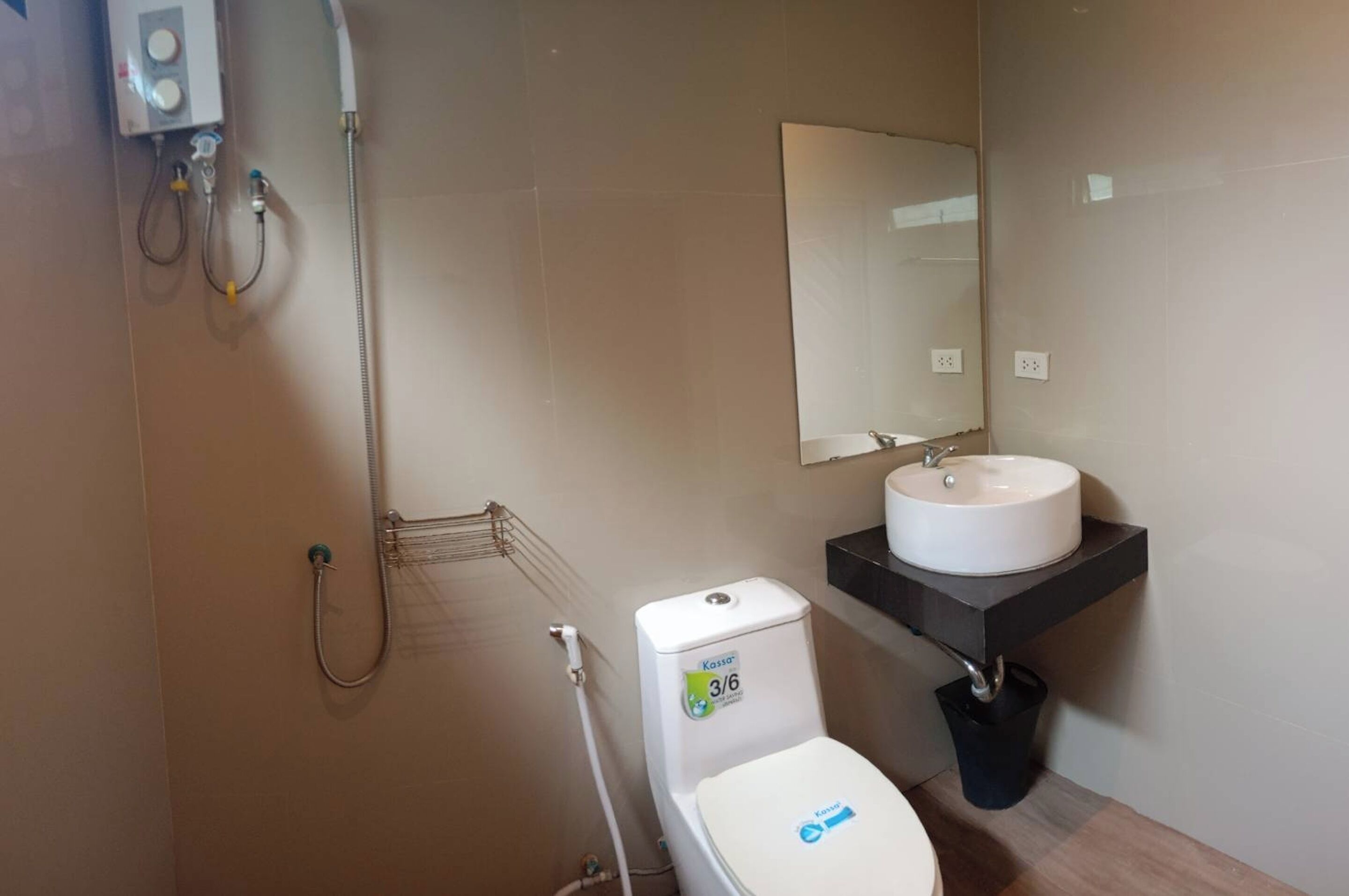Small Plus Double Room | Banheiro | Chuveiro, produtos de toalete grátis, toalhas de banho, sabonete