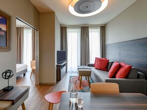 Apartamento, 1 cama de casal e sofá-cama | Cofre com capacidade para portátil, secretária 