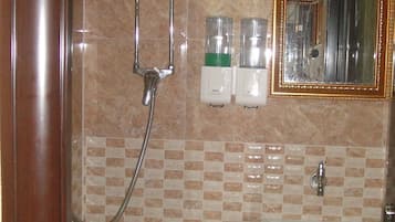 Chuveiro, roupões de banho, chinelos