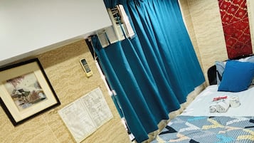 Quarto duplo luxo, 2 camas de solteiro, para não fumantes | Cofres nos quartos, escrivaninha, cortinas blackout