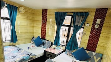 Quarto quádruplo luxo, 2 camas de casal, acessível, para não fumantes | Cofres nos quartos, escrivaninha, cortinas blackout