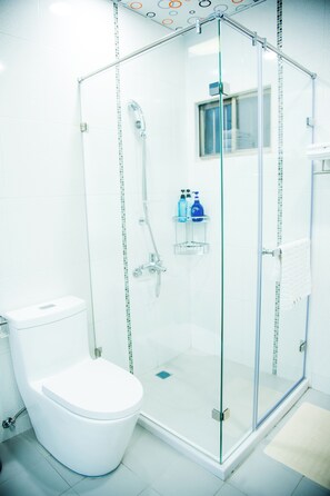 Quarto família | 1 quarto, roupas de cama premium, escrivaninha, quartos à prova de som
