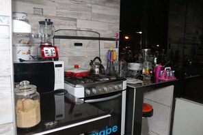 Apartamento standard, 2 quartos | Cozinha privada | Geladeira, micro-ondas, fogão, cooktop