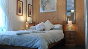 Quarto casal básico | Wi-Fi de cortesia, roupa de cama