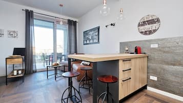 Estúdio, 1 quarto, terraço, vista para a cidade | Cozinha americana privada | Geladeira grande, micro-ondas, fogão, cooktop