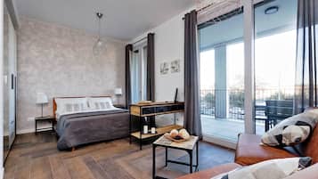 Estúdio, 1 quarto, terraço, Vista para a cidade | Edredões de penas, ferro/tábua de engomar, berços/camas para crianças