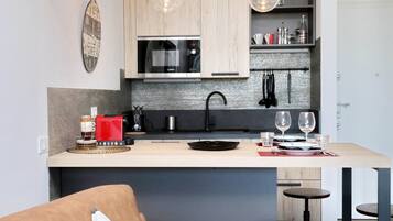 Estúdio, 1 quarto, terraço, Vista para a cidade | Kitchenette privada | Um frigorífico/congelador grande, um micro-ondas, um forno