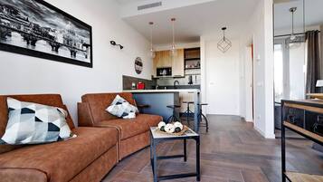 Estúdio, 1 quarto, terraço, Vista para a cidade | Sala de estar | Televisor LCD