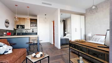 Estúdio, 1 quarto, terraço, vista para a cidade | Edredons de pluma, ferros/tábuas de passar roupa, berços (sobretaxa)