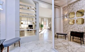 Apartamento, 3 quartos | Sala de estar | Televisor LCD