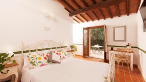 Quarto com cama, escrivaninha e cadeira.