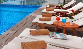 Piscina externa, guarda-sóis, espreguiçadeiras
