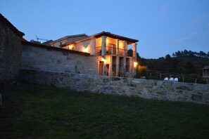Fachada do alojamento (tarde/noite)