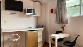 Quarto Duplo ou Twin Standard, 2 camas individuais, cozinha | Cozinha privada | Um micro-ondas, uma placa de cozinha, utensílios de cozinha