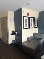 Escrivaninha, cortinas blackout, quartos à prova de som