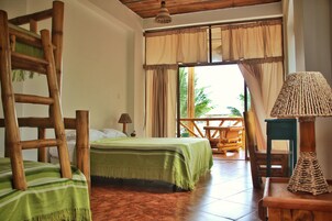 Quarto família, várias camas | Individualmente decorados, individualmente mobiliados, escrivaninha