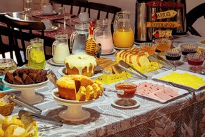 Café da manhã com buffet grátis todos os dias