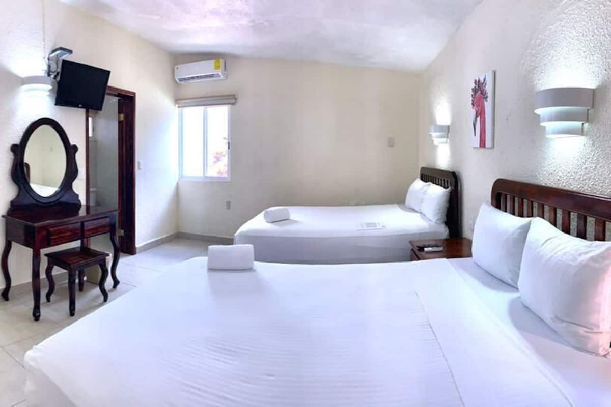 Quarto casal standard, 2 camas de casal | Wi-Fi de cortesia, roupa de cama