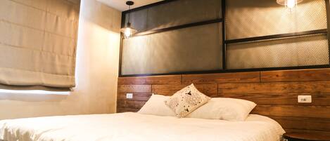 Quarto Duplo Design, 1 cama queen-size, casa de banho anexa, Vista para a cidade | Secretária, cortinas/cortinados opacos, Wi-fi grátis