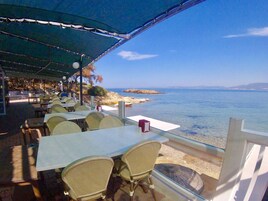 Pequenos-almoços, almoços, jantares servidos, cozinha internacional 