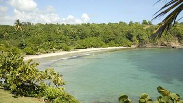 Na praia, praia de areia branca, toalhas de praia
