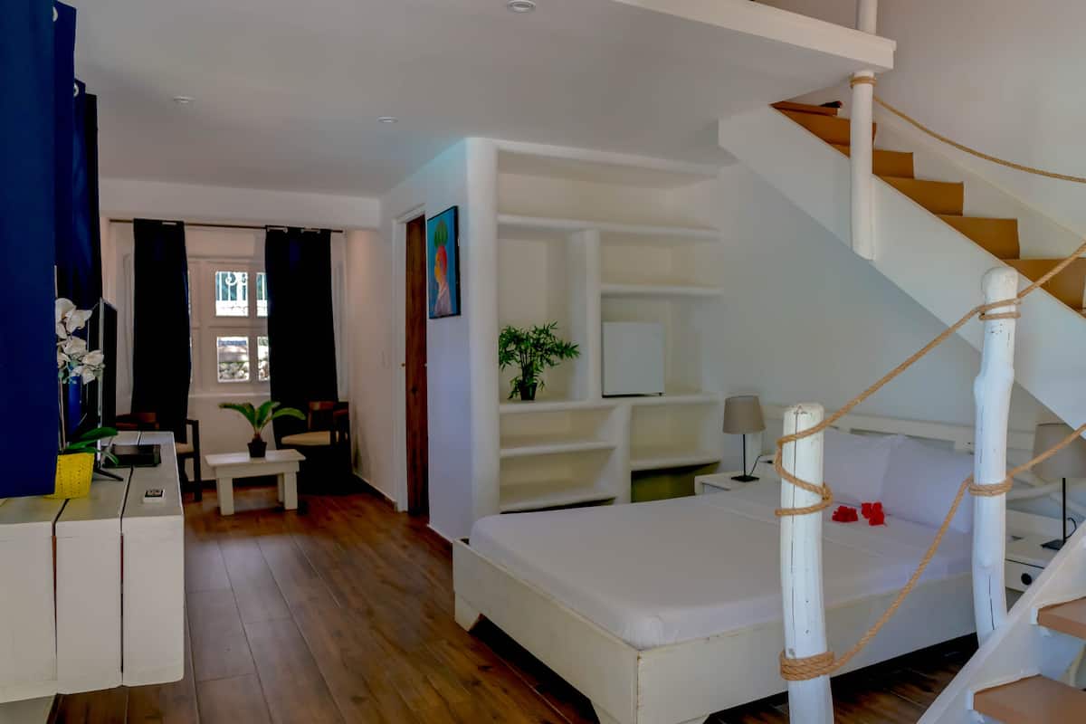 Quarto Quádruplo Deluxe, vista para o jardim, junto ao jardim | Wi-fi grátis, acesso para cadeira de rodas