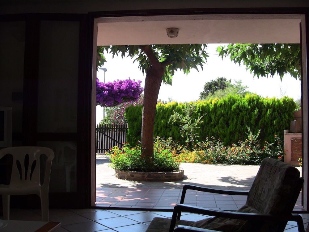 Manage Torre Del Pozzo Cottage 100m. From The Sea-garden - Sardaigne