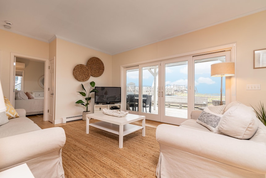 Westhampton Beach Oceanfront, 4 Bedrooms, Pool. Super Clean. Relax And Chill. - Westhampton, NY