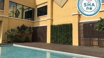 Piscina externa, espreguiçadeiras