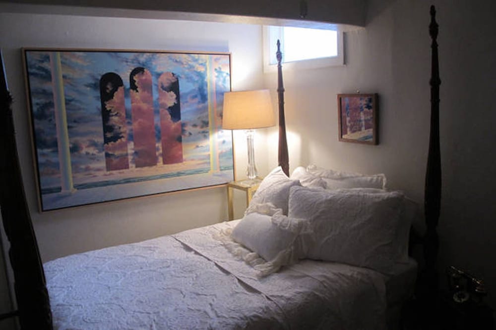 Sleeping Studio, Secure & Cute Downtown Between Siesta & Lido Beaches - Sarasota, FL